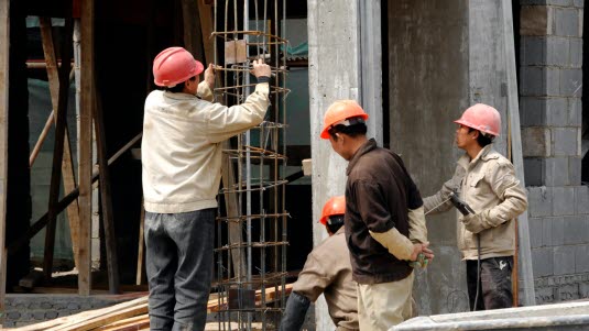 Hardt fysisk arbeid gir høyere sykefravær - NHI.no