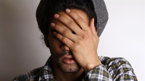 Forvirret Mann Kakadue Synger Sin "koppe Sang"